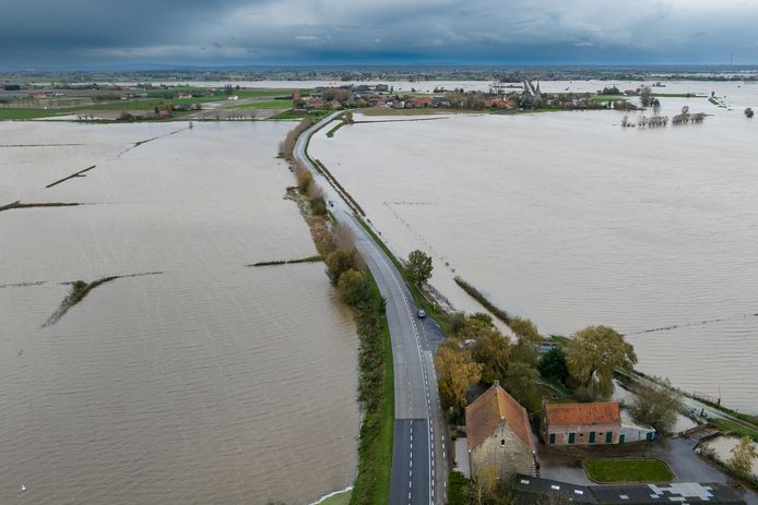 LIVE WATEROVERLAST WESTHOEK. Water trekt stilaan weg door droger weer ...