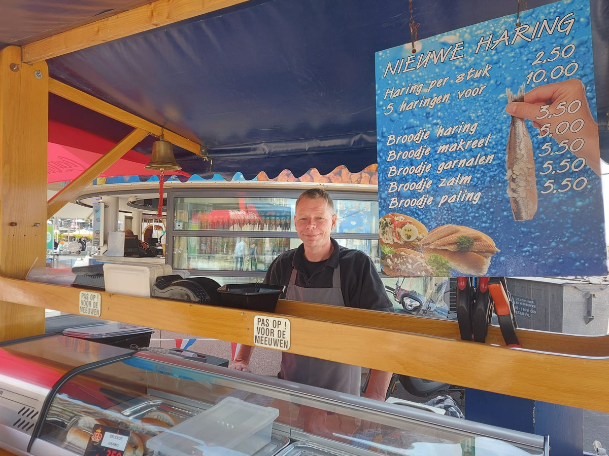 Harinkje happen? Dat doe je in Scheveningen onder een afdakje | Foto ...
