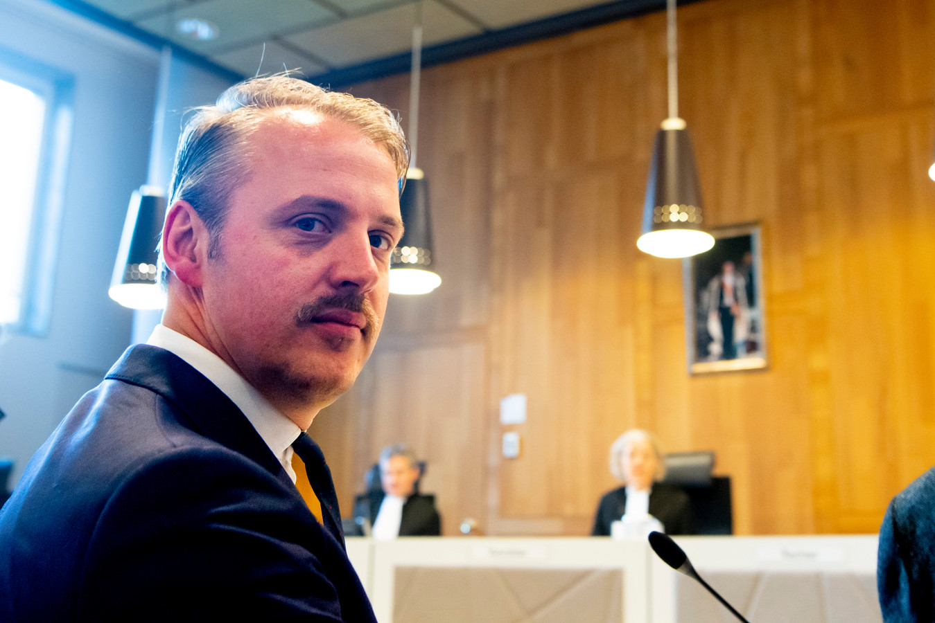 Bij rechtszaak over macht koning: ‘Is er geen zaaltje te vinden zonder ...
