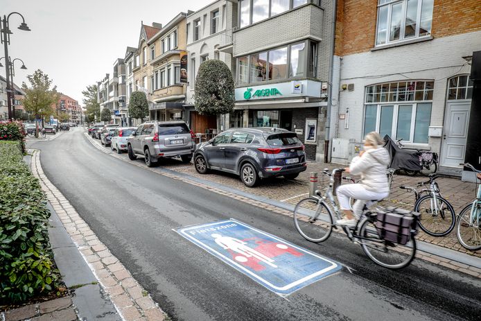Stationsstraat is de eerste fietsstraat in De Haan | De Haan | hln.be