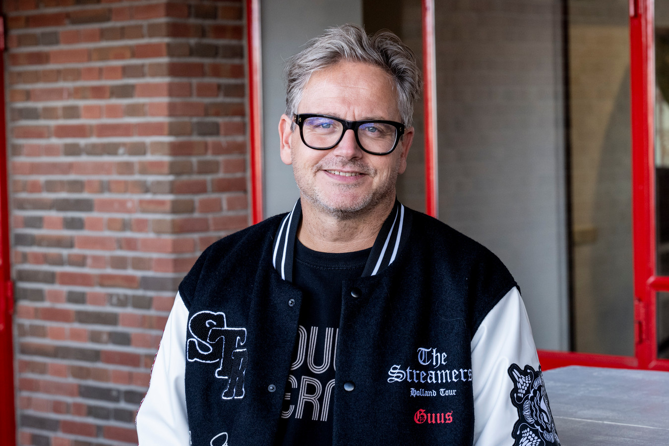 Guus viert de geboorte van zijn ‘kindje’ en Claudia verricht heldendaad ...