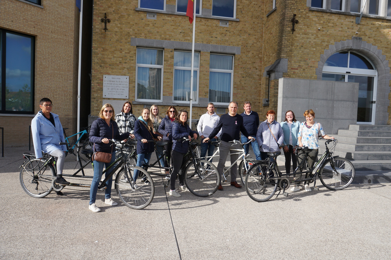 Van tandemfietsen tot kalligrafie: werknemers gemeentebestuur Langemark ...