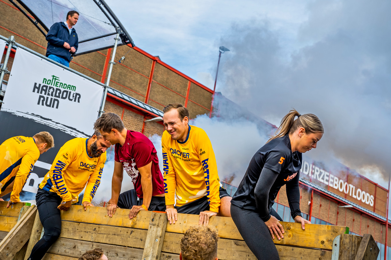6000 deelnemers rennen door de Rotterdamse haven tijdens de Harbour Run ...