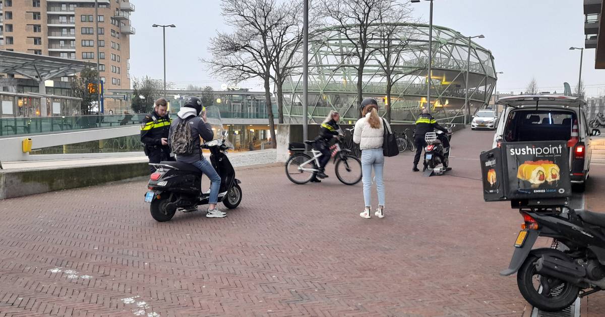 Opgevoerde brommers op rollerbank: controle bij station Alphen | Alphen aan den Rijn | AD.nl