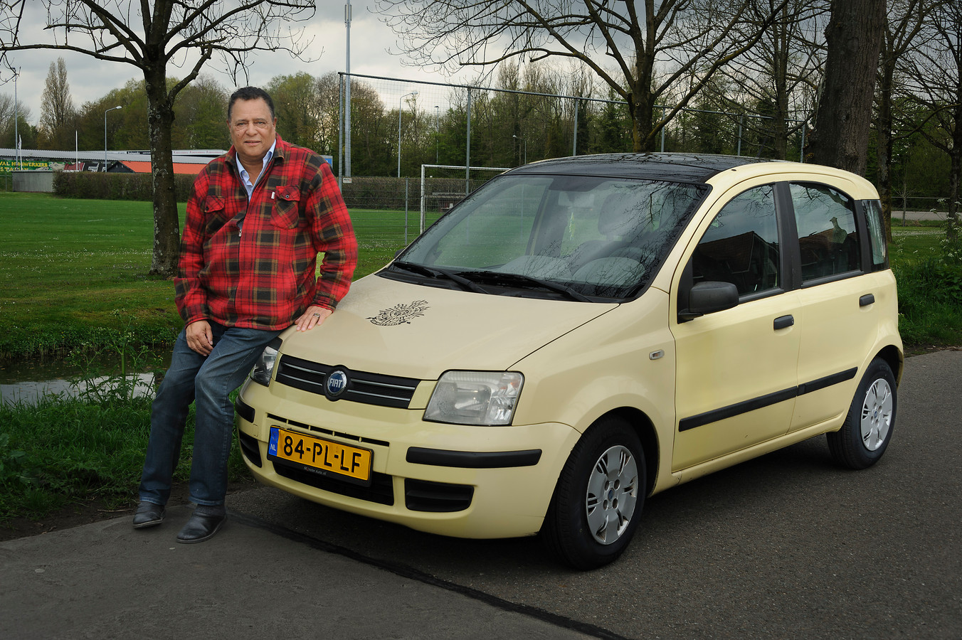 De grote, sterke ex-marinier Albert (74) kocht zijn gele Panda als ...