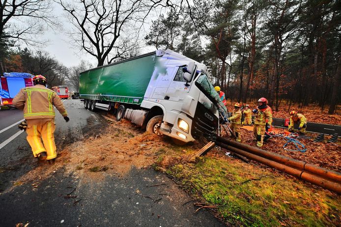 Twee gewonden bij botsing tussen auto's en vrachtwagen op N69 bij Valkenswaard, weg uren dicht ...