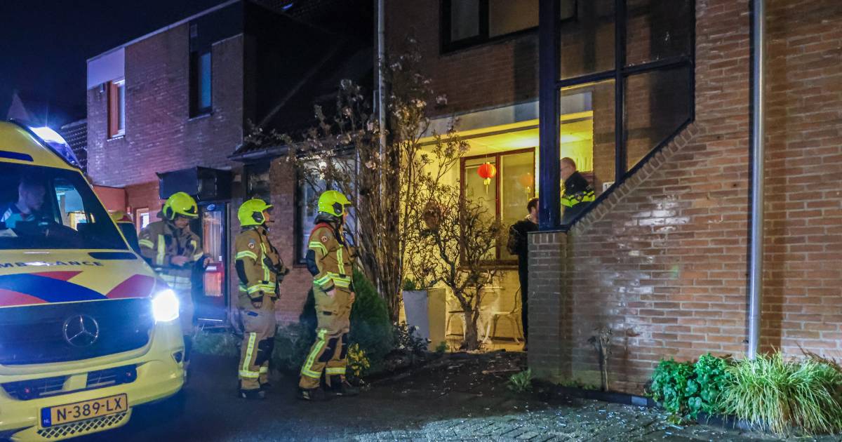 Explosie bij voorgevel van woning aan het Kalmarpad in Rotterdam ...