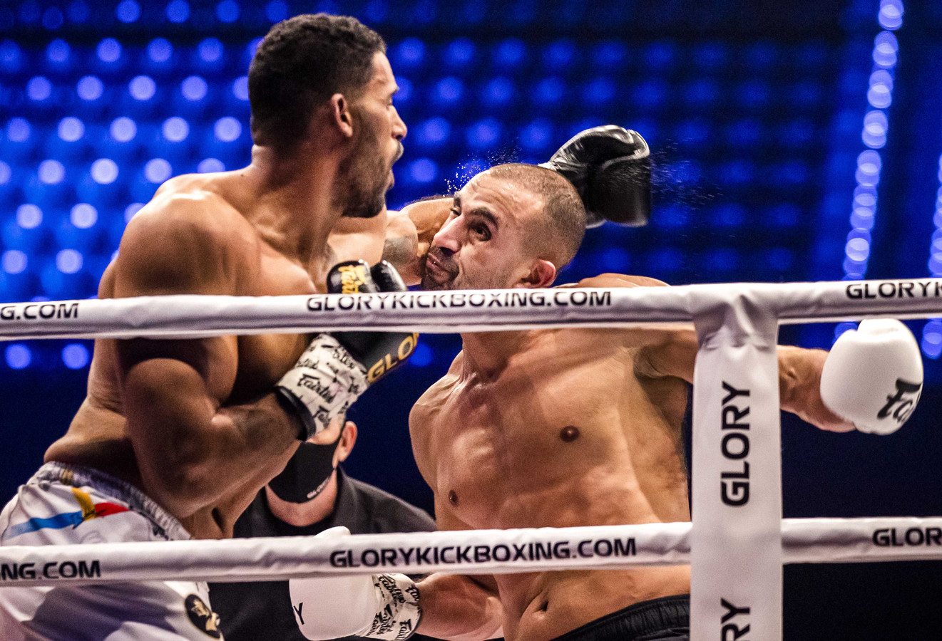 Badr Hari wil herkansing tegen Benjamin Adegbuyi | Foto | AD.nl