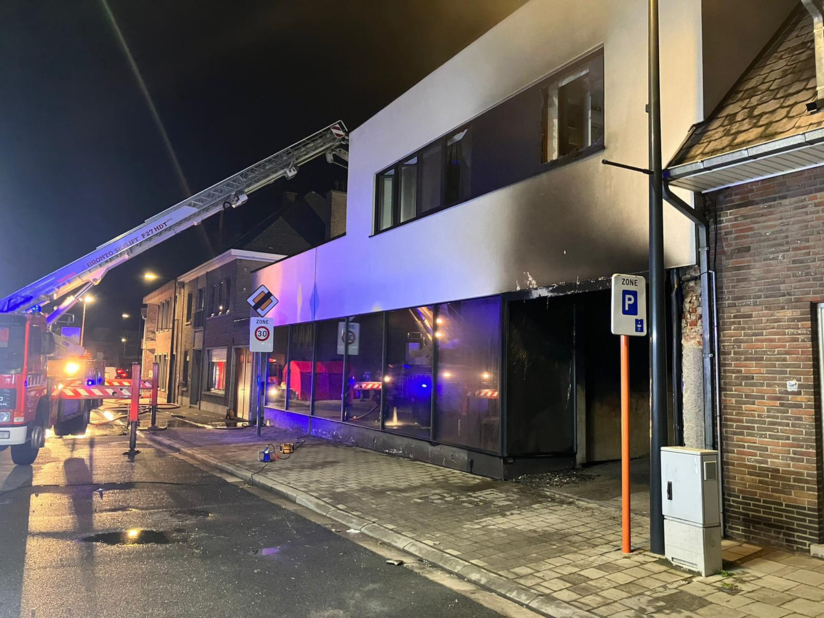 Uitslaande brand legt atelier, handelsruimte en appartementen in de as ...