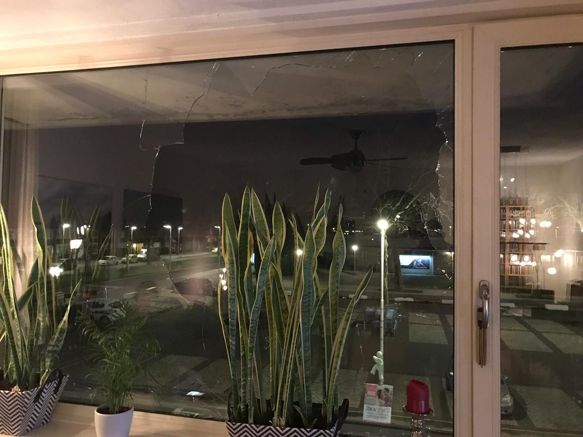 Steen door de ruit bij LPF-raadslid in Eindhoven: ‘Een gerichte actie ...