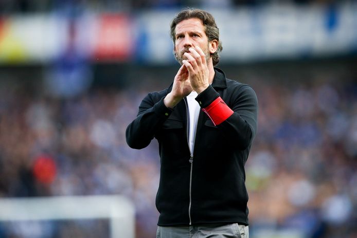 Club-coach Rik De Mil scherp voor Noa Lang: “Hij was te veel met ...
