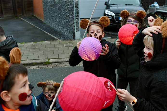 IN BEELD. 41e Sint-Maartensstoet lokt massa mensen: “Heel blij dat we ...