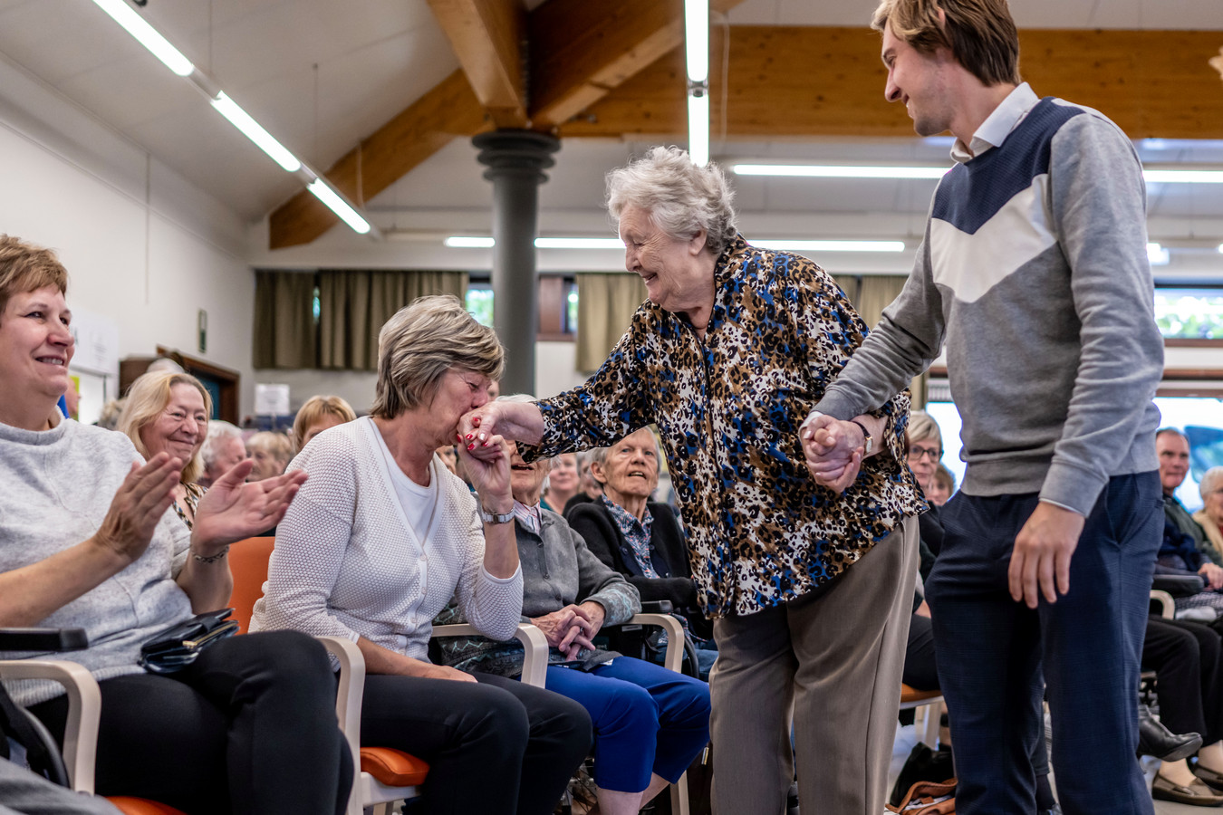 Modeshow in het rusthuis, dus gaan de bewoners de catwalk op | Foto ...