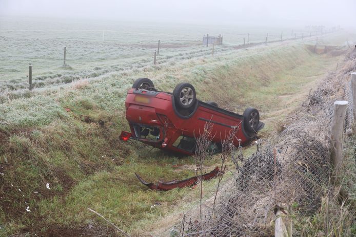 Auto belandt op zijn kop in een greppel langs de N605 in Boekel | Uden ...