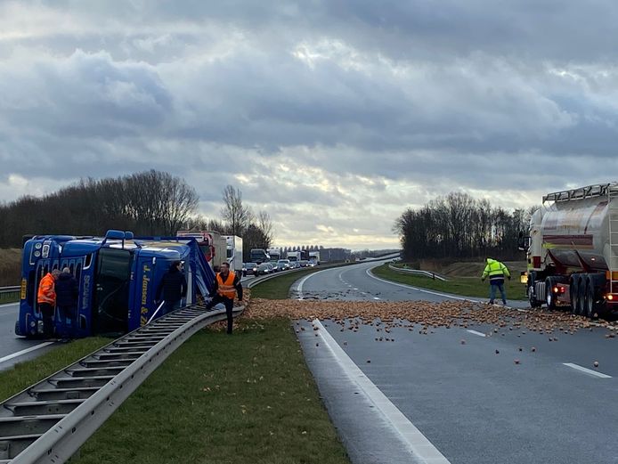 Defect remsysteem liet vrachtwagen met uien kantelen op Tractaatweg ...