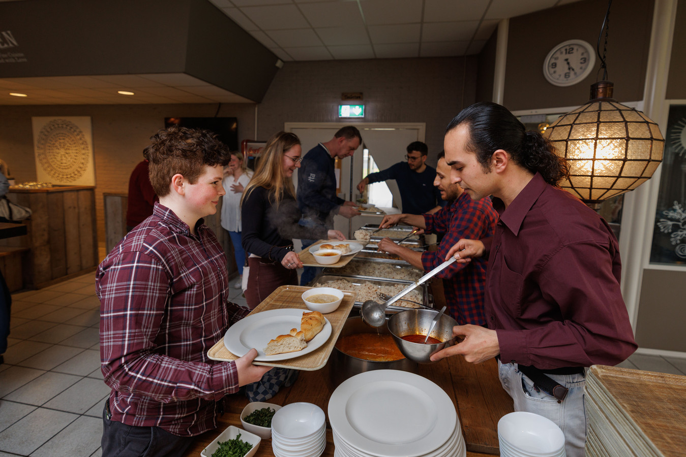 Eten in Zalkerbroek verbindt asielzoekers en vrijwilligers: ‘En ze ...