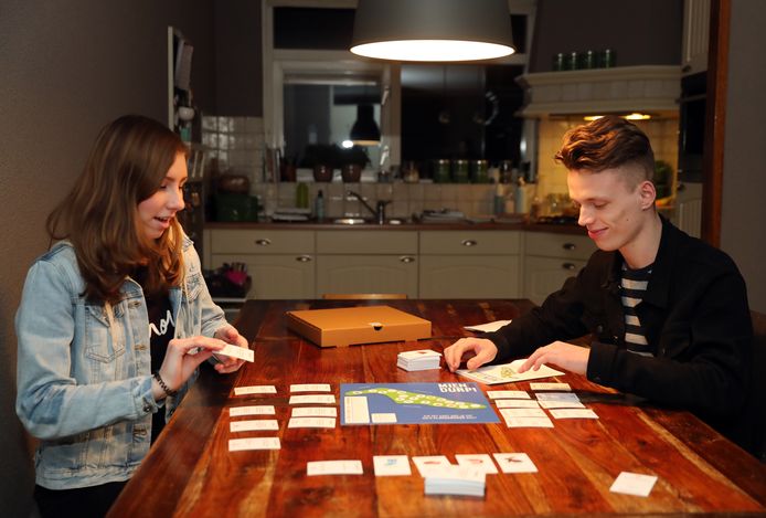 Bordspel in Flakkees accent is razend populair | Voorne-Putten | AD.nl