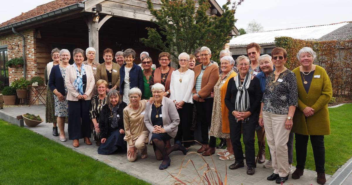 75-jarigen blazen verzamelen | Buggenhout | hln.be