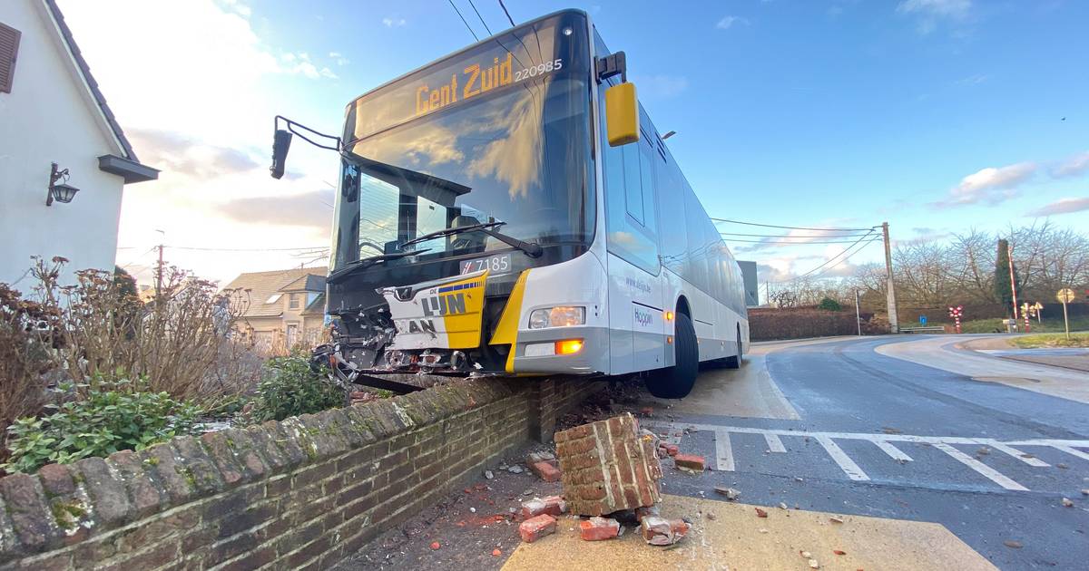 Un bus De Lijn dérape et finit sa route dans un jardin | Faits divers | 7sur7.be