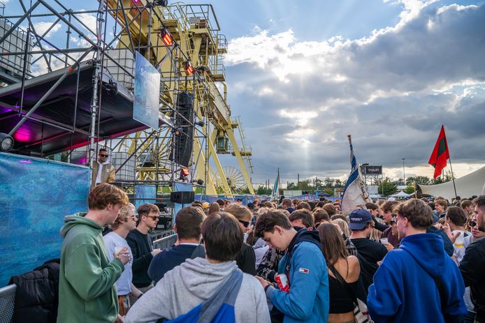 Studenten zetten academiejaar feestelijk in tijdens StuDay op Spoor Oost | Antwerpen | hln.be