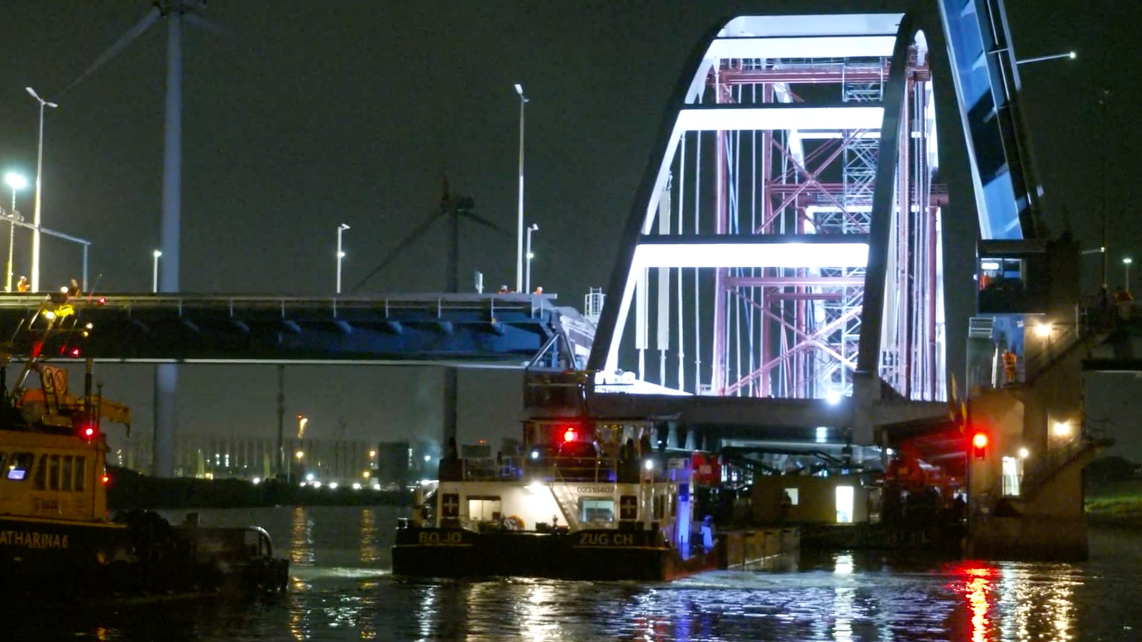 Transport van het jaar: 200 meter lange Suurhoffbrug 's nachts door ...