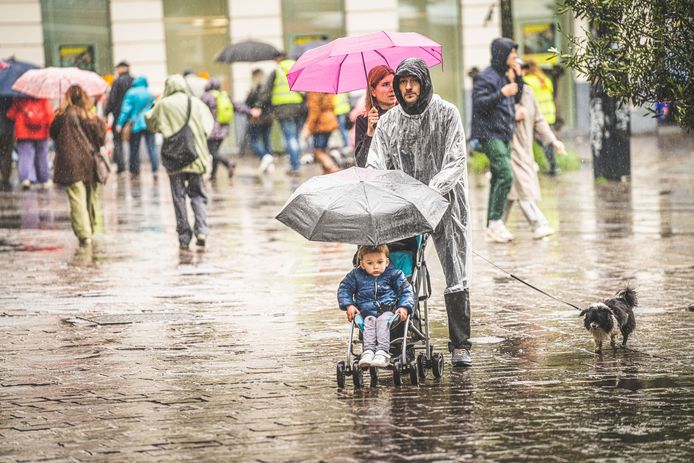 WEERBERICHT. Na zonnige start trekken onweersbuien over Vlaanderen: KMI ...
