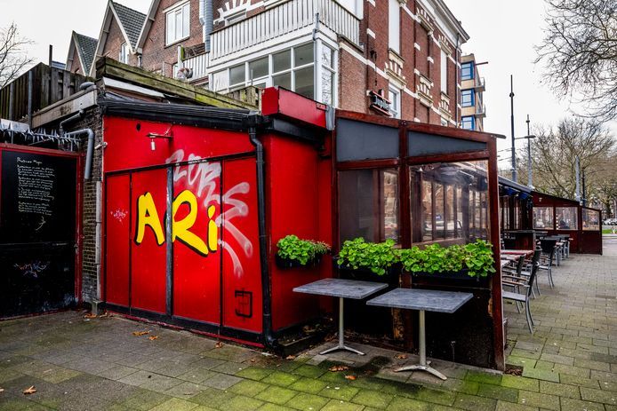 Iconisch café Ari, ‘stamkroeg Jules Deelder’, is failliet: ‘Bekijken ...