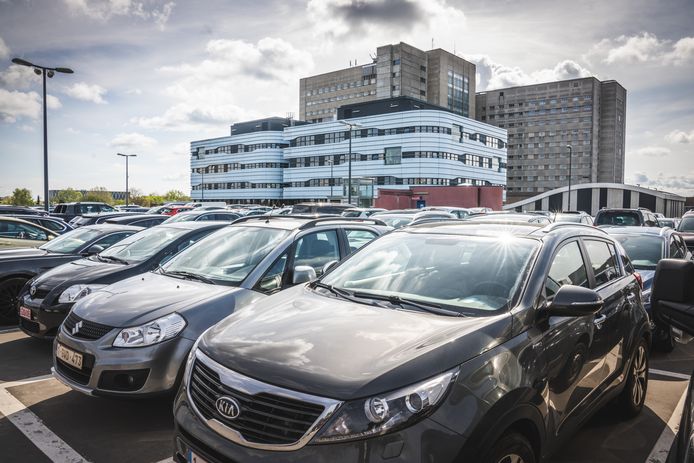 Nu ook personeel dat vlakbij woont niet meer welkom met auto: zó wil UZ ...