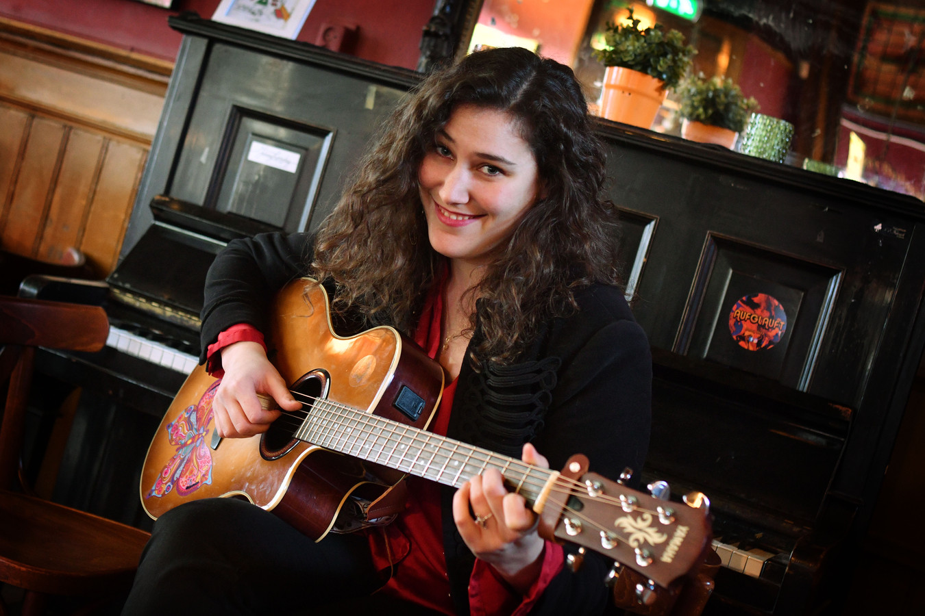 Isabelle Wolff uit Enschede zingt liedjes voor meer liefde in het leven ...