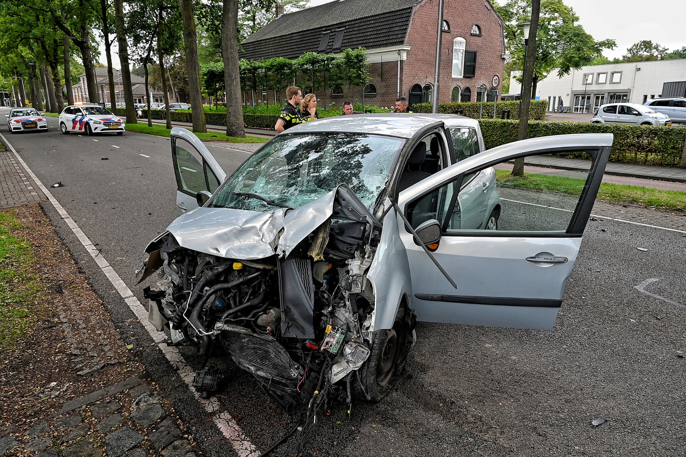 Zwaargewonde bij botsing auto met geparkeerde bestelbussen in Tilburg ...