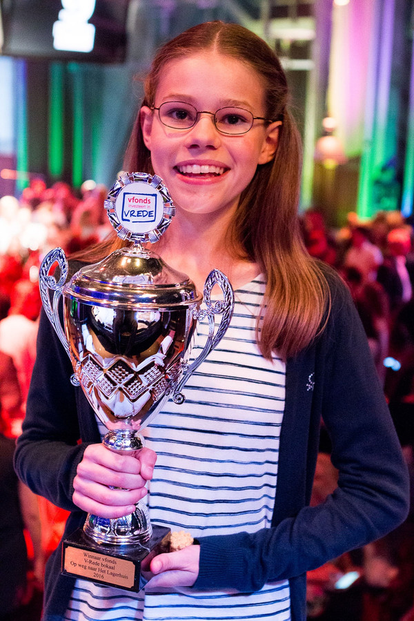 Lisa (13) uit Eindhoven wint tv-finale scholierendebat Lagerhuis | Foto ...