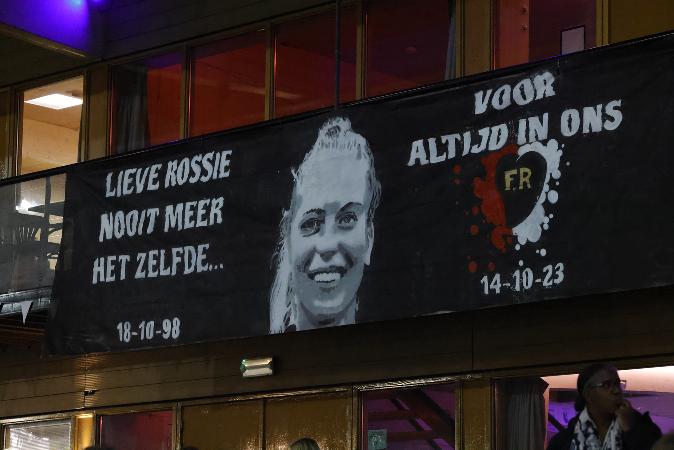 Indrukwekkend eerbetoon aan overleden Rosella (24): Leonidas bedwingt ...