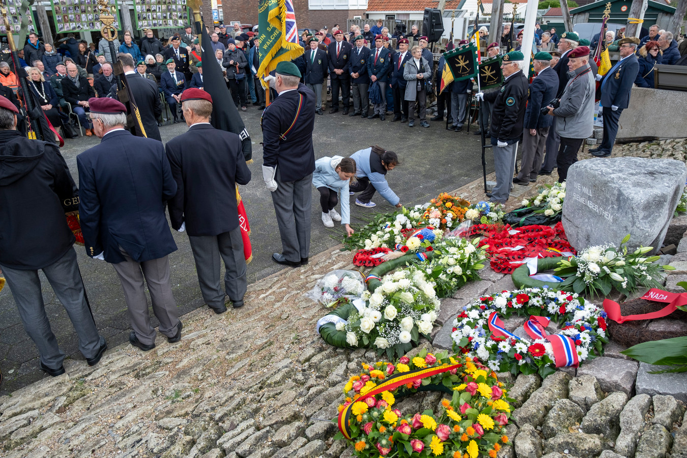 Geroerd door de tranen in de ogen van die oude veteranen bij herdenking in Westkapelle | Foto ...