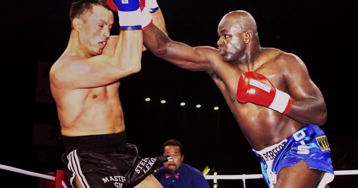 Ernesto Hoost geeft training op Haagse kickboksschool | Den Haag | AD.nl