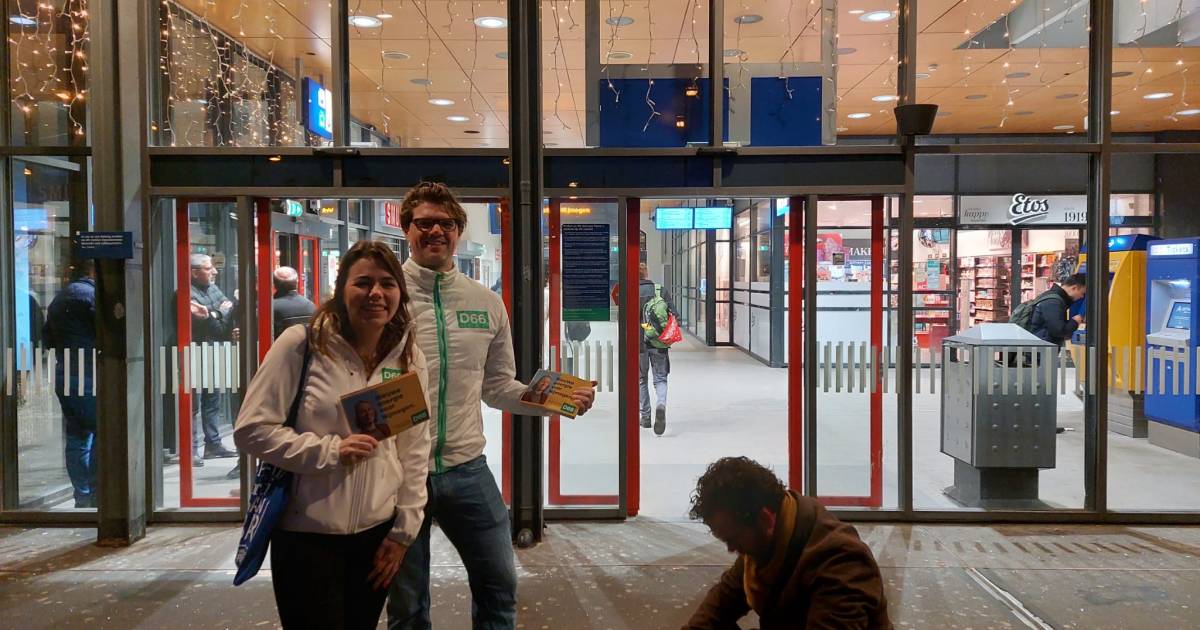 Op het station in Nijmegen worden flyers aan reizigers gegeven, om het ...