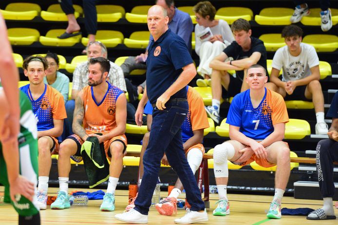 Danny Wouters kaart probleem aan in Top Division: “Wedstrijden op ...