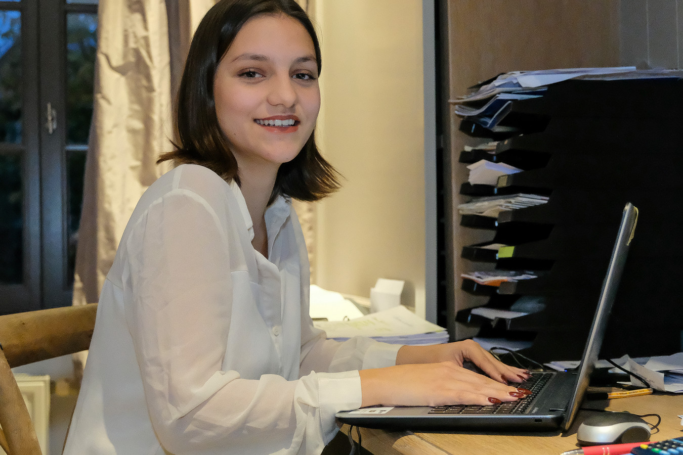 Manon Bas, 19 en kersverse voorzitter van commissie voor financiën ...