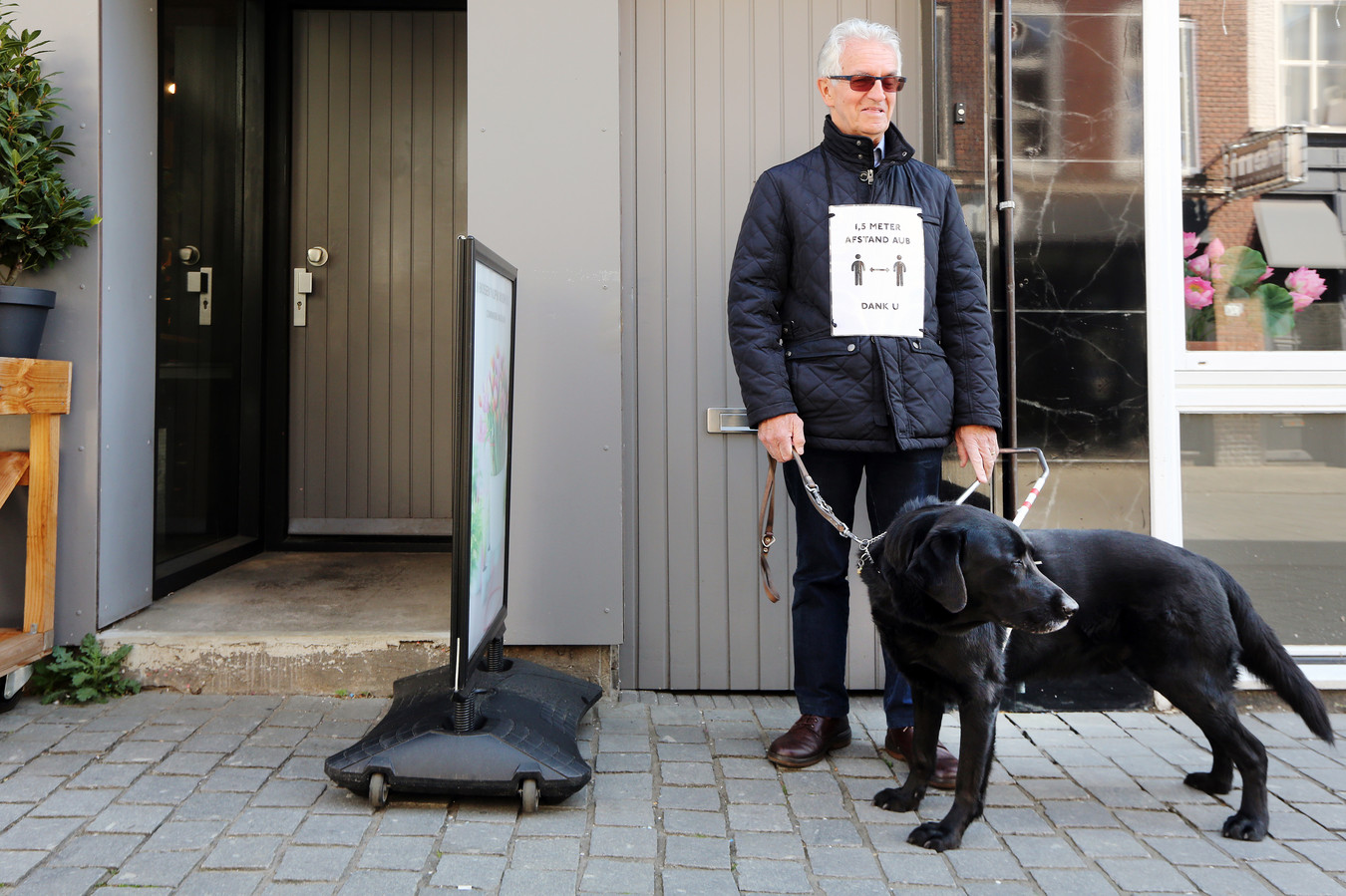 Cees is blind en staat constant 'tegen de muur geplakt’ om anderhalve ...