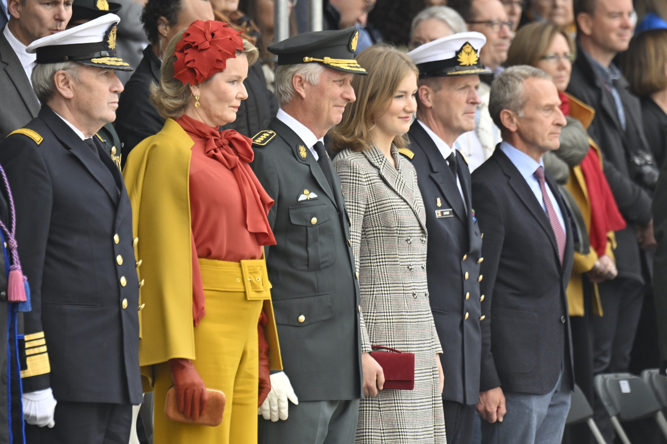 Koning Filip geeft zoon Gabriël zijn blauwe muts | Foto | hln.be