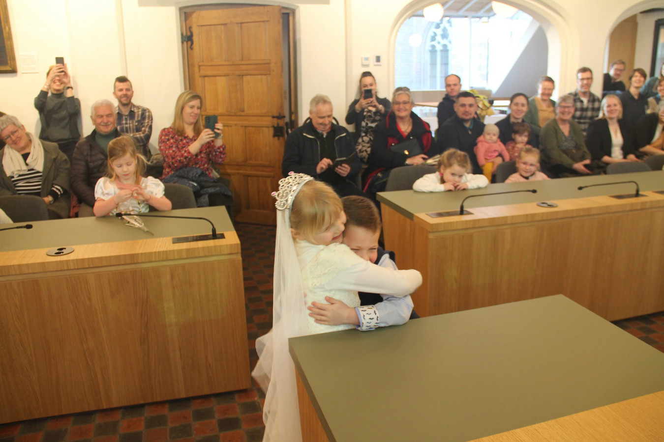 Kleuters van basisschool Scharrel stappen in het huwelijksbootje | Foto ...
