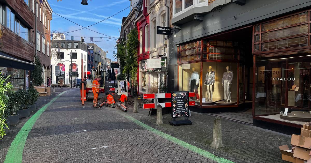 Hier zijn die groene strepen op de weg voor: werk aan Kleine Berg ...