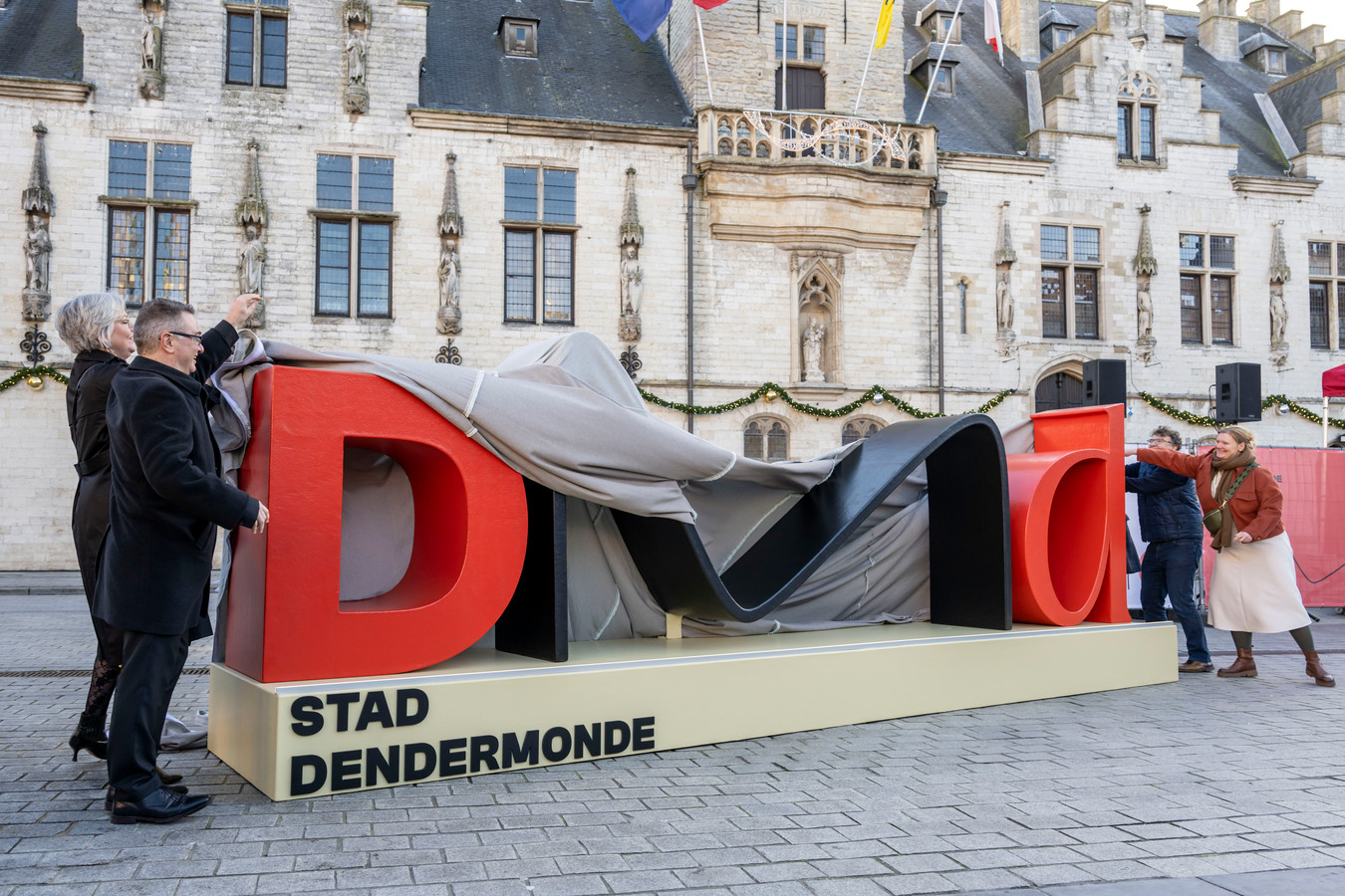 Dendermonde klinkt op 2023 met onthulling nieuw stadslogo en huisstijl ...