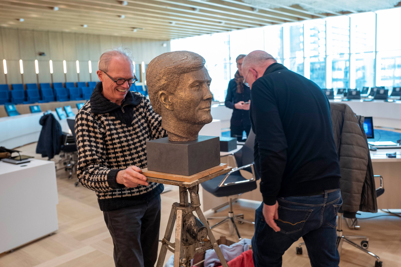 Uit de appelkist, op de sokkel: in de Tilburgse raadszaal is de koning ...