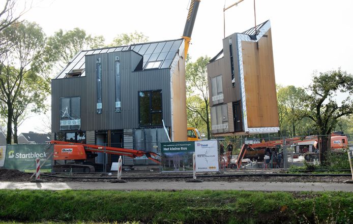 Eerste flexwoningen voor urgent woningzoekenden geplaatst in Wijk bij ...