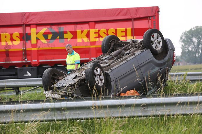 Auto belandt op kop op A58 bij Roosendaal, snelweg weer open | Roosendaal | bndestem.nl