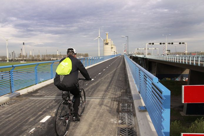 Fietsers moeten met bus de Hartelbrug over | Binnenland | AD.nl