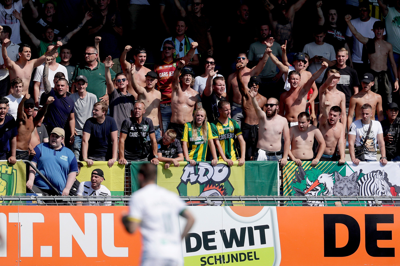 ADO in Waalwijk in de wolken met eerste winst | Foto | AD.nl