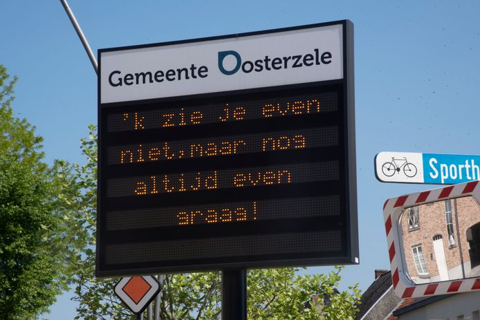 “Meme, proficiat met je 80ste verjaardag”: gemeentelijke infoborden ...