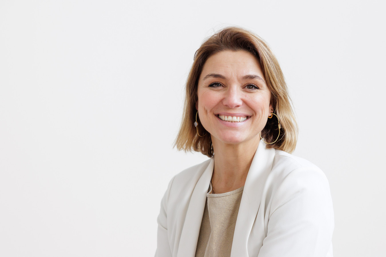 Van lieftallige puber tot veelzijdige media-madam: de mijlpalen van Evi ...