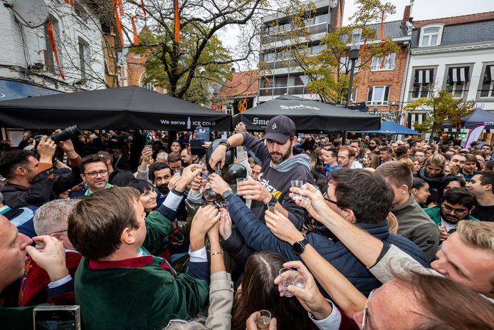 Tienduizenden bezoekers op eerste dag van Hasseltse Jeneverfeesten: lange wachttijden aan ...